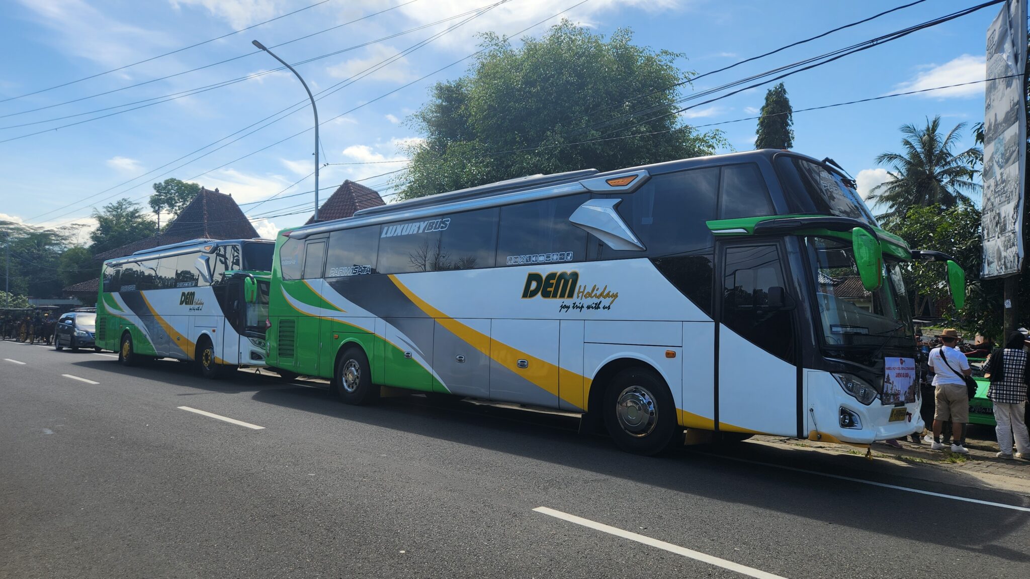 Dem Holiday - Sewa Bus Pariwisata Bandung dan palembang